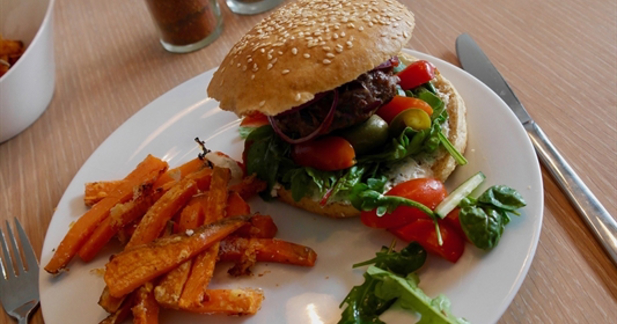 Hamburger med søtpotet fries